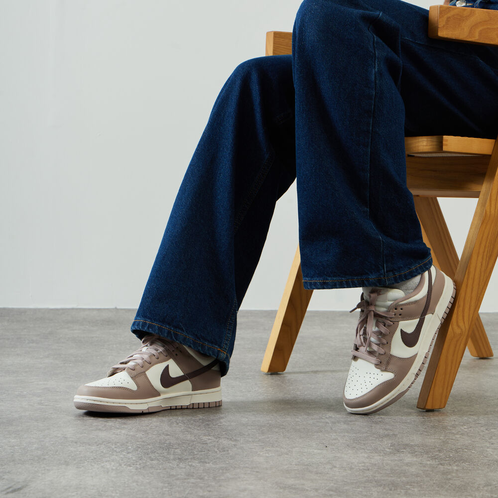 NIKE DUNK LOW DIFFUSED TAUPE SNEAKERS FEMME - TAUPE/VIOLET - LACETS ...