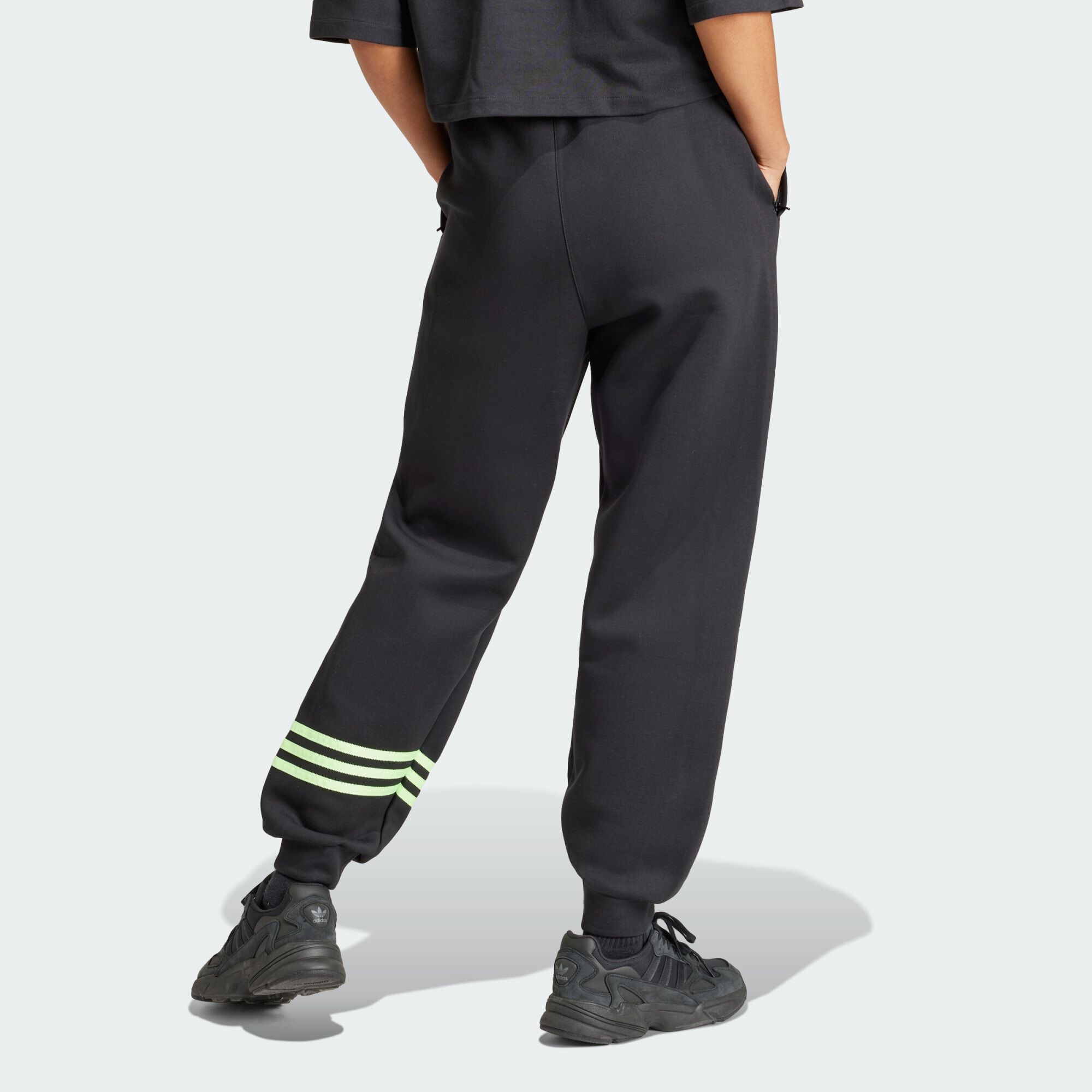 ADIDAS ORIGINALS Pantalon de survêtement Neuclassics Black / Green ...
