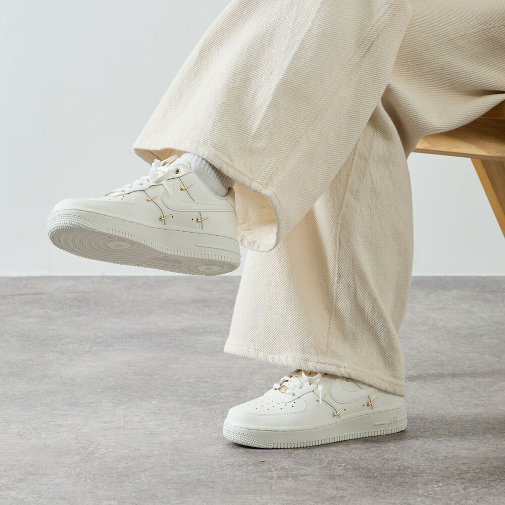 NIKE AIR FORCE 1 LOW METAL MINI SWOOSH SNEAKERS FEMME - BEIGE/OR ...