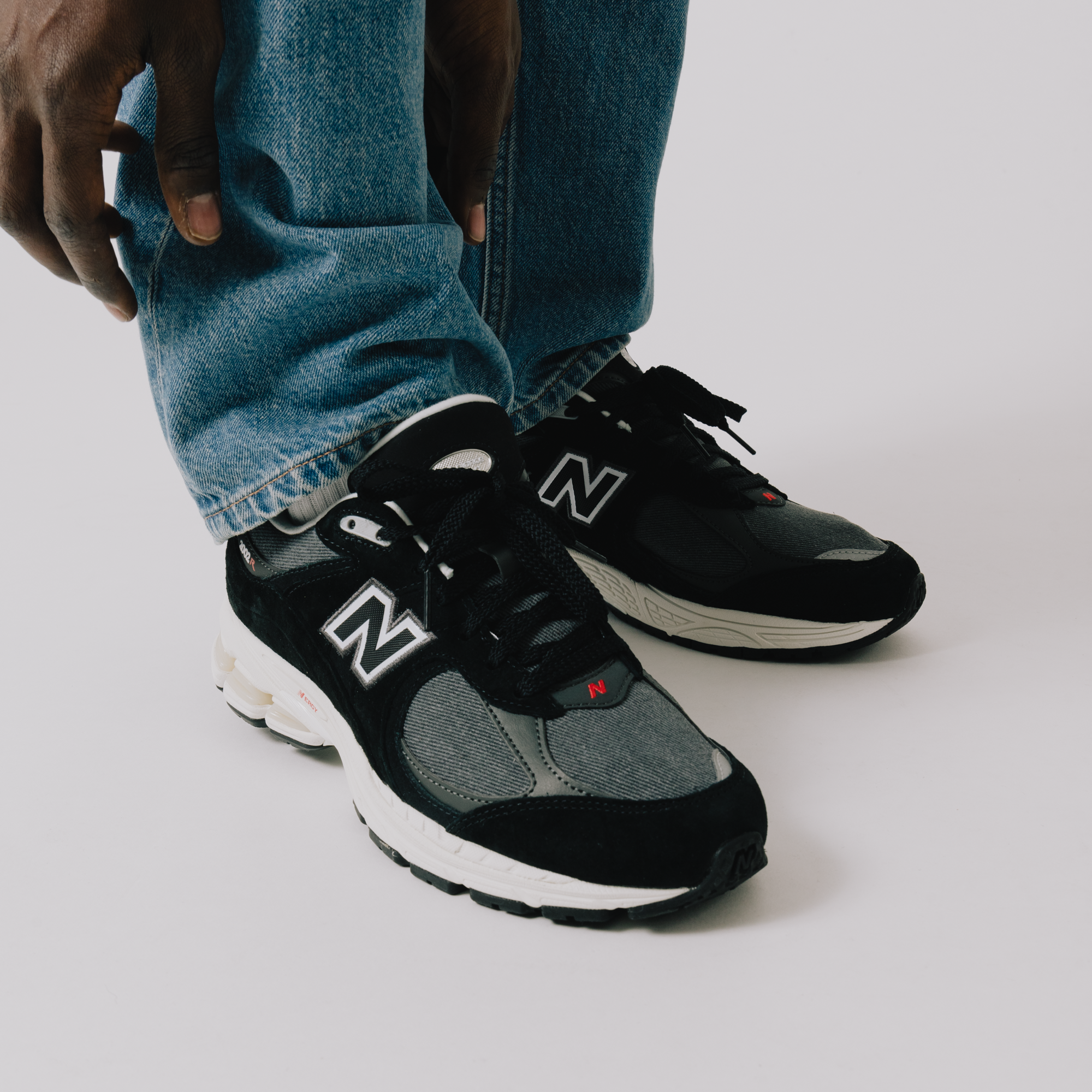 NEW BALANCE 2002R DENIM BLACK/WHITE - SNEAKERS MEN | Courir.com