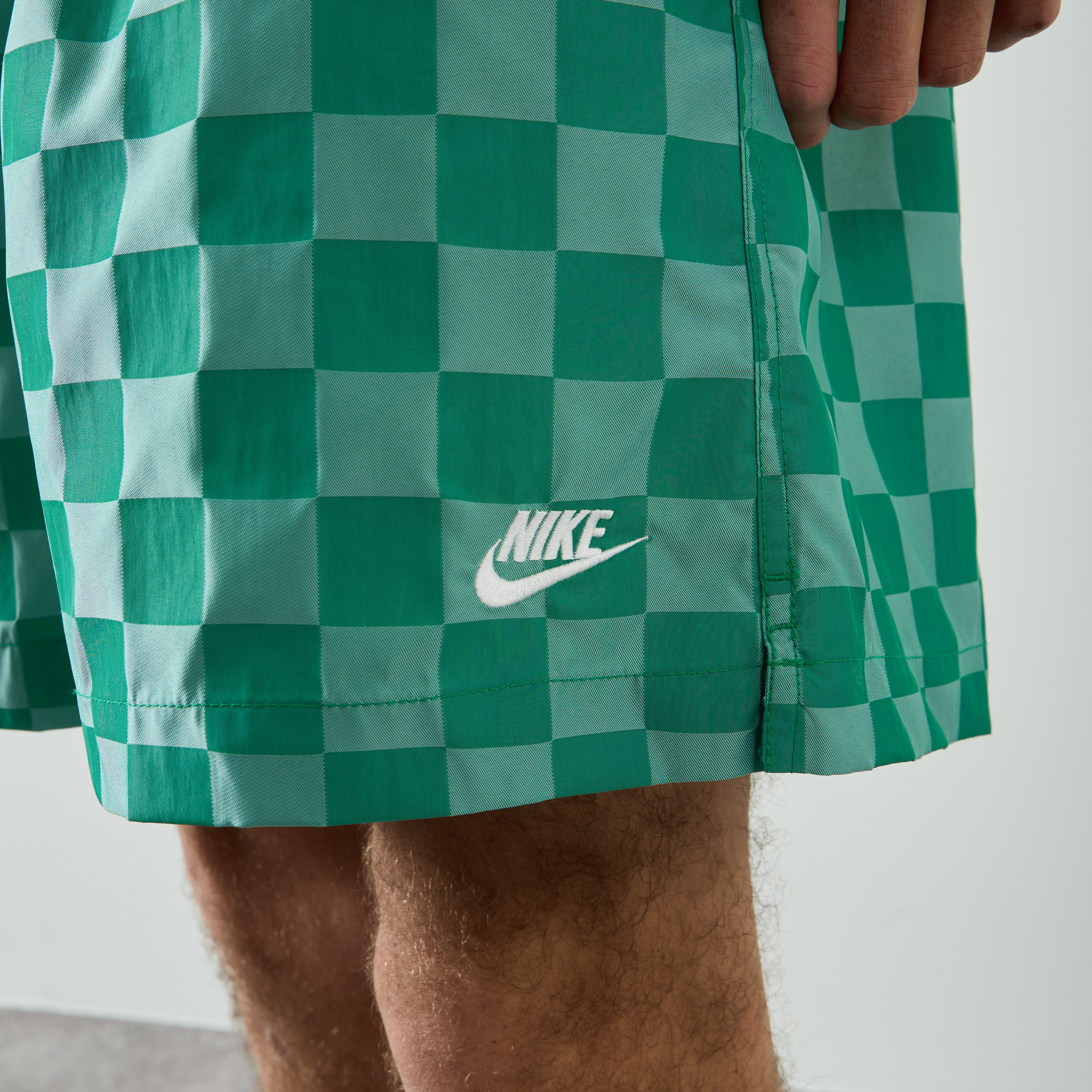 NIKE SHORT CLUB CHECKERS GREEN - SHORTS MEN | Courir.com
