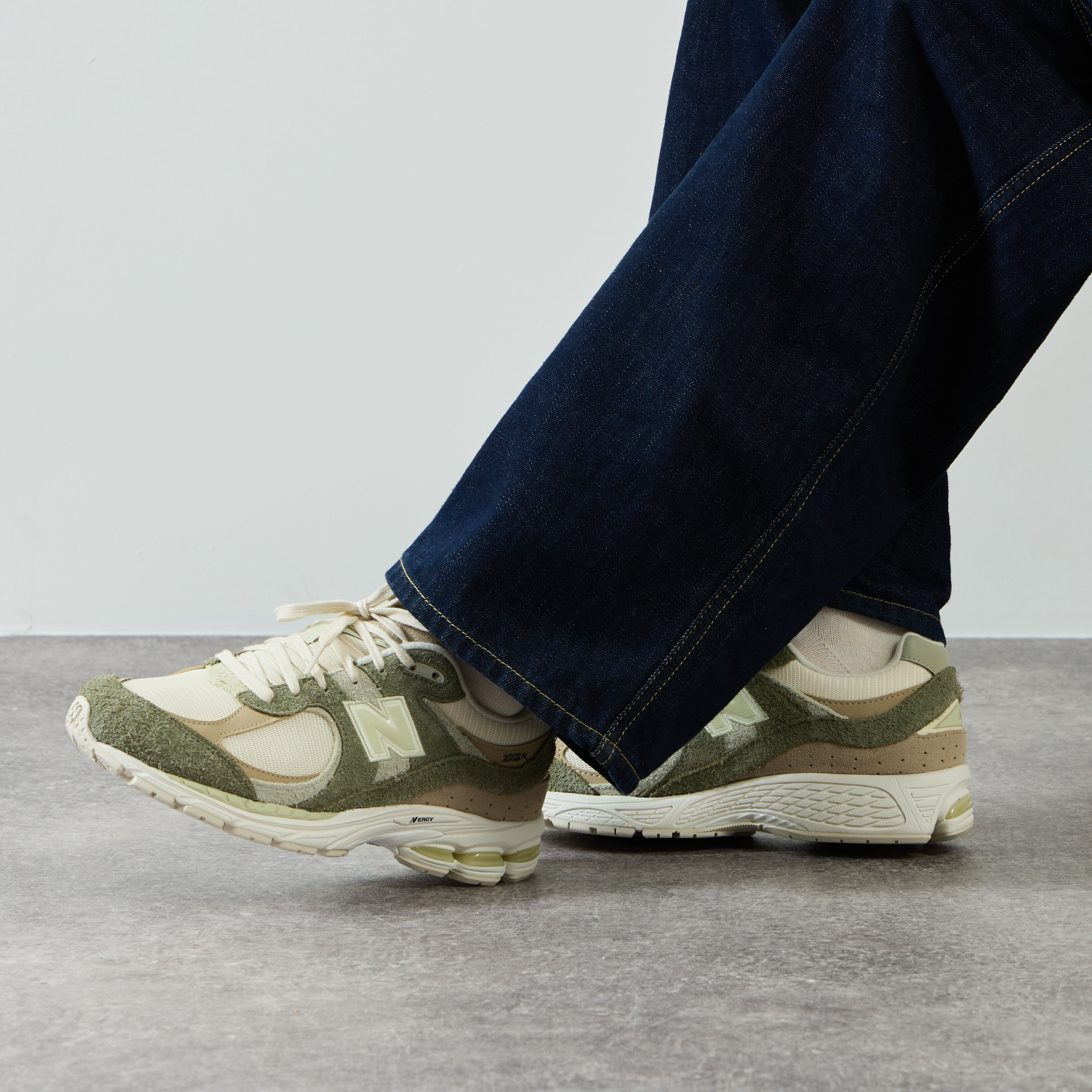 NEW BALANCE 2002R GREEN/WHITE - SNEAKERS MEN | Courir.com